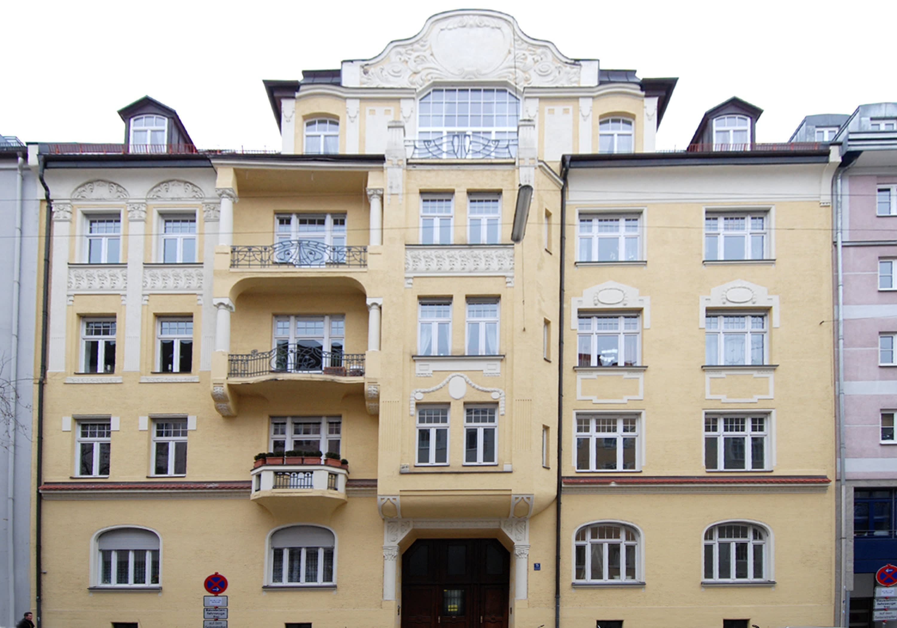 Bildschöne Drei-Zimmer-Jugendstil-Altbauwohnung mit Stuck und zwei Balkonen