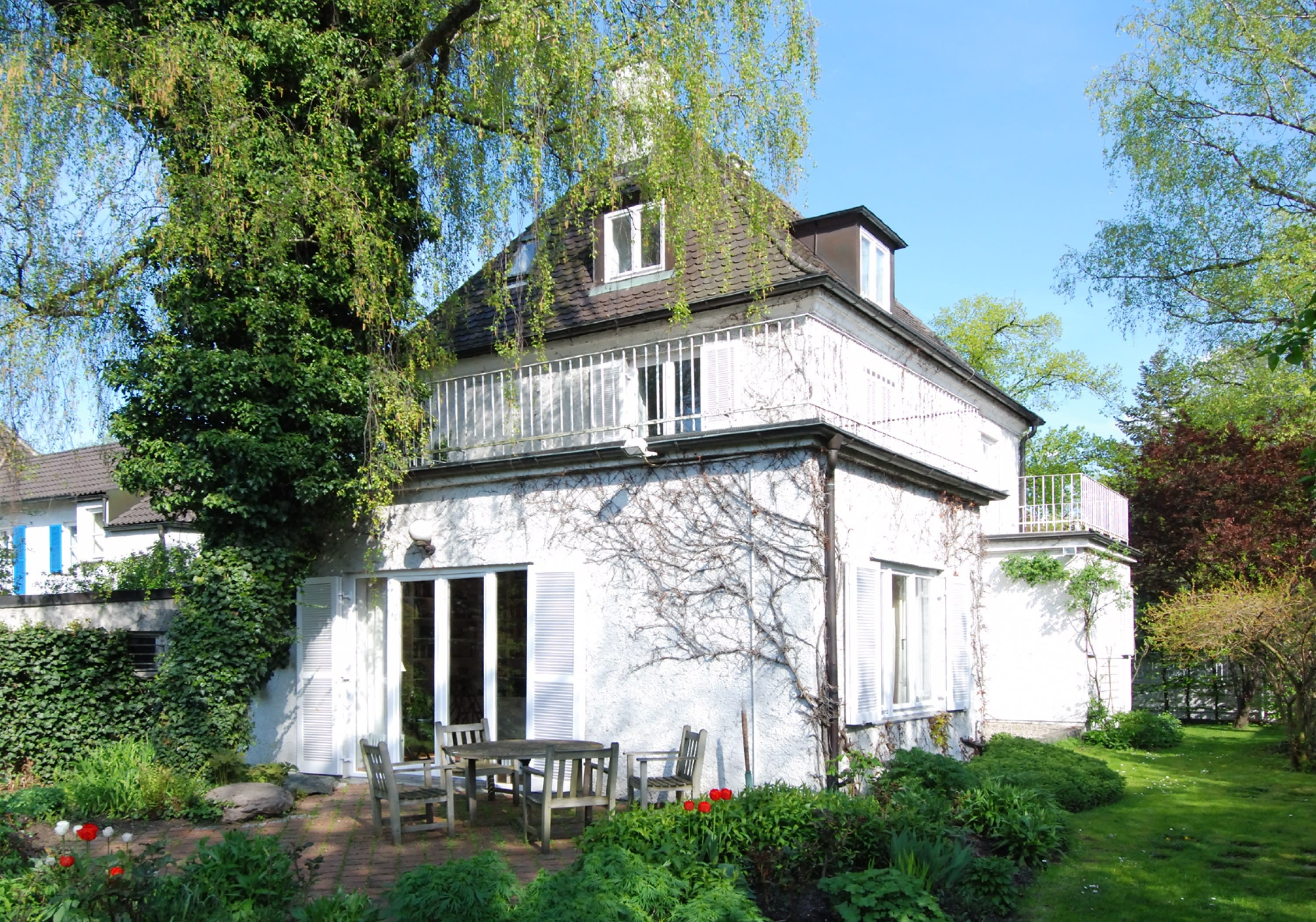 Charmante 30er-Jahre-Villa mit offenem Kamin und schönem Südwestgarten