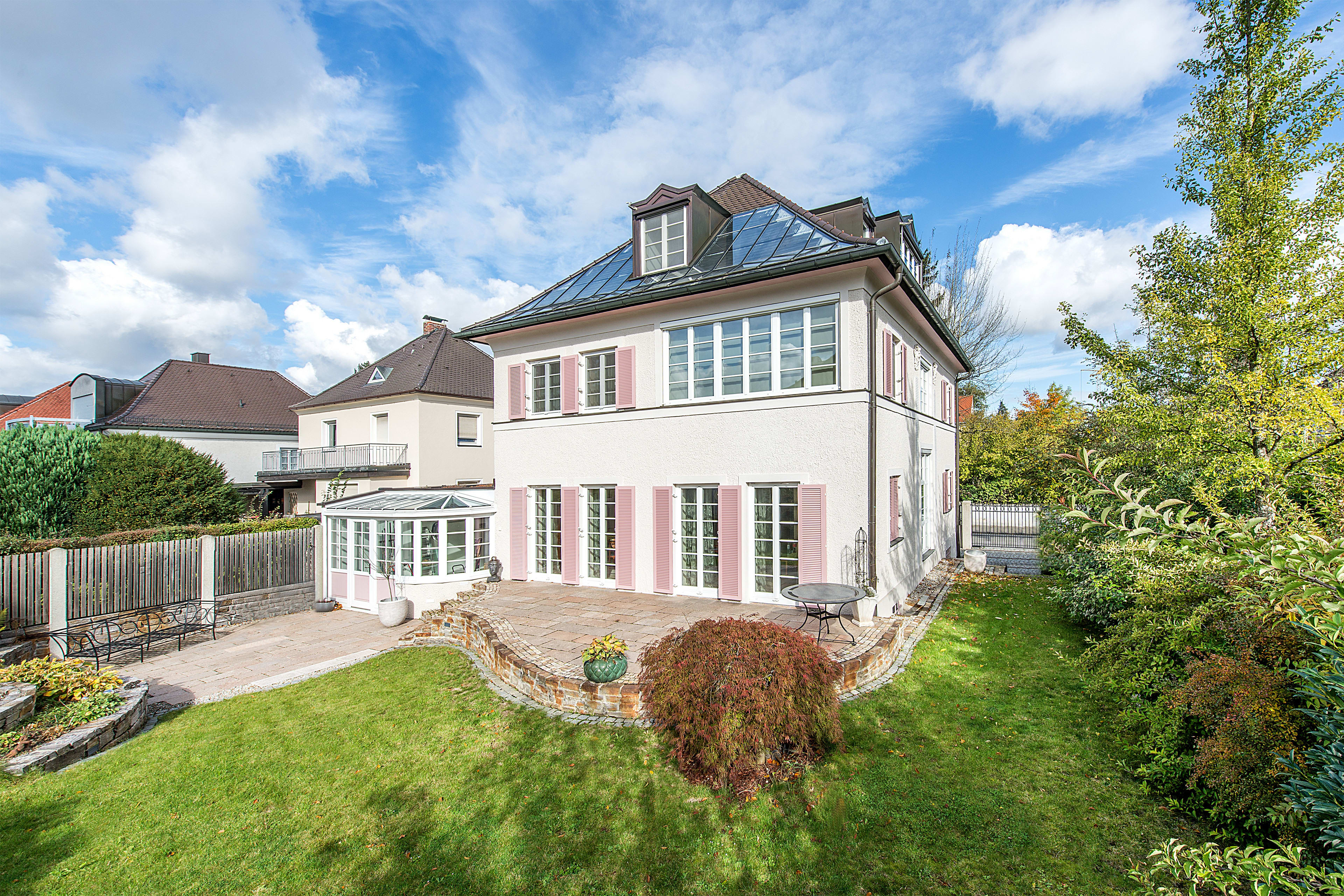 Charmante, hochwertig sanierte Altbau-Villa von 1928 mit zauberhaftem ...