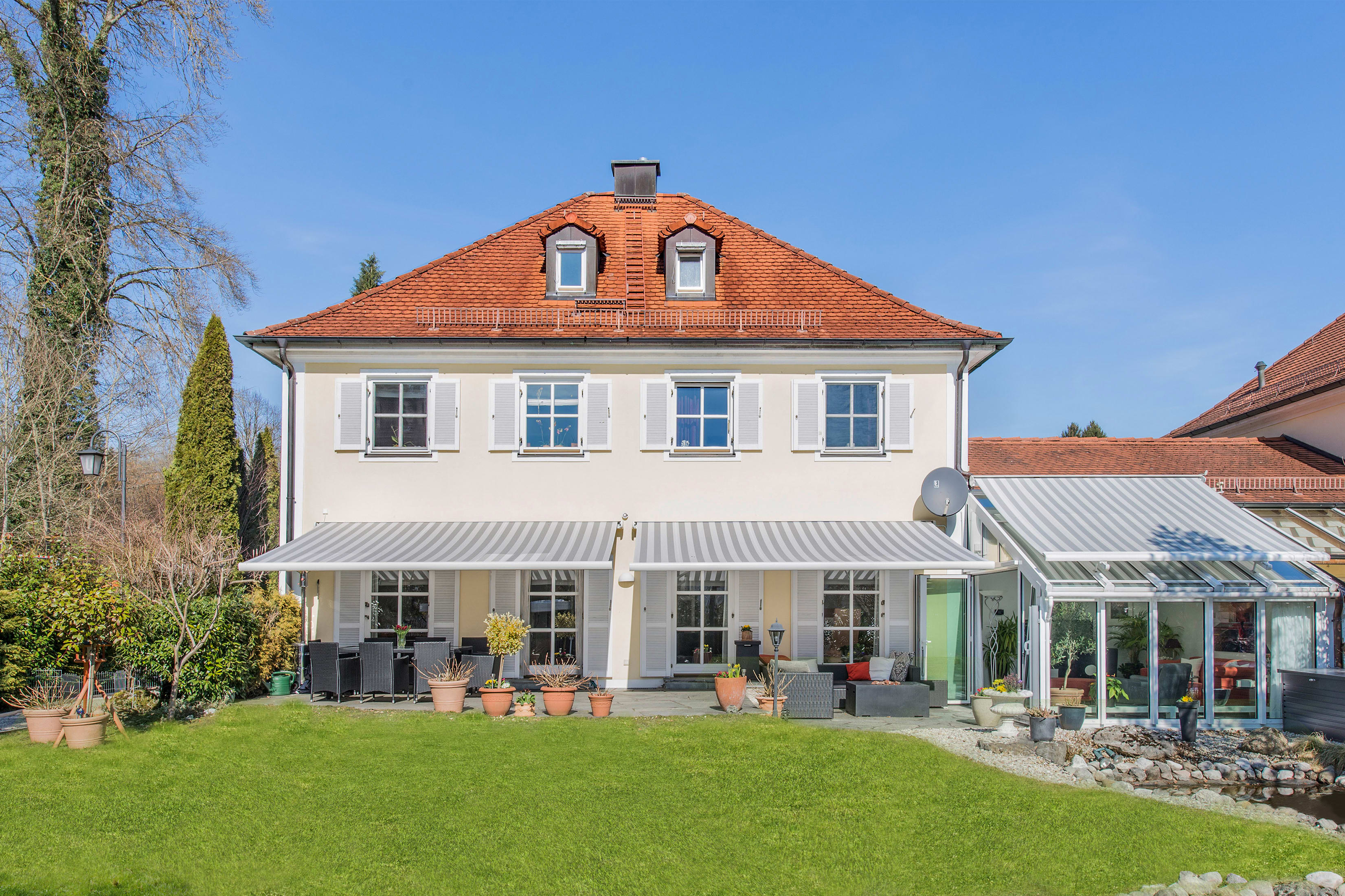 Charmante Villa in klassischer Architektur mit zauberhaft angelegtem ...