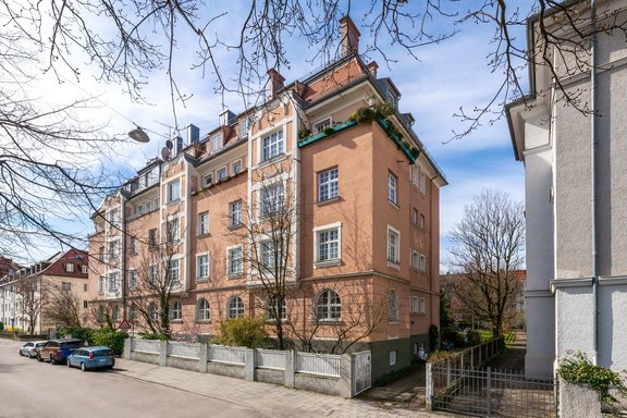 Edel modernisierte Jugendstil-Wohnung mit 3 Zimmern, Stuck, Bulthaup ...