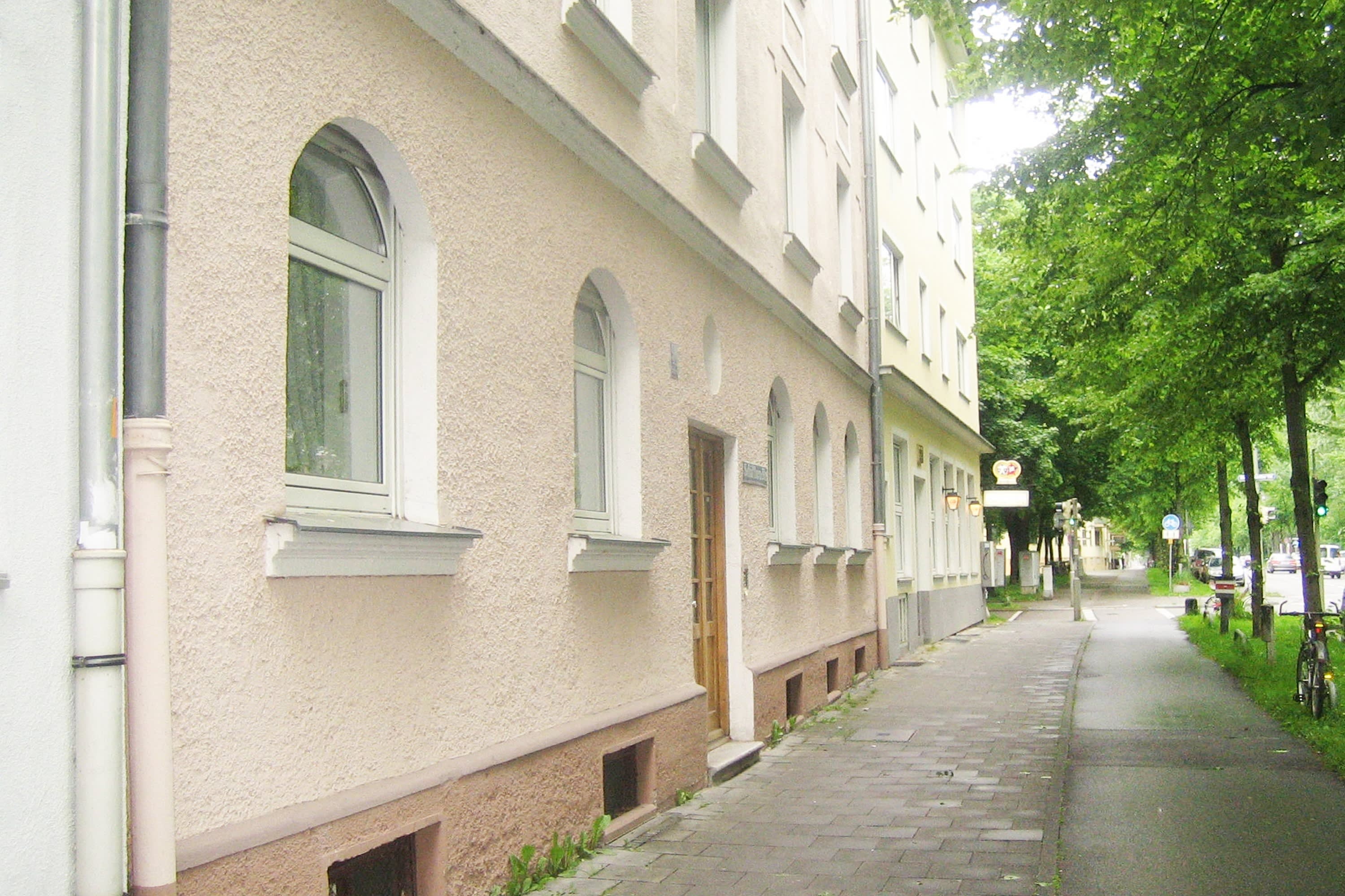 Well-maintained apartment house from 1915 with eight apartments and ...