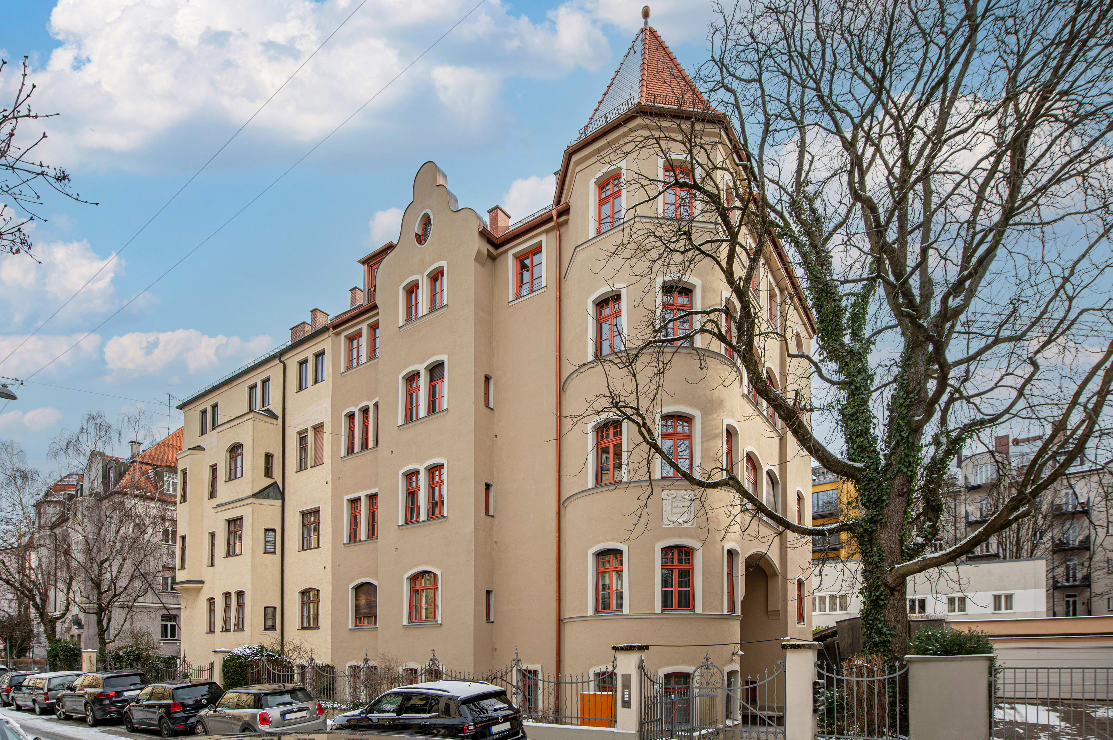 Großzügige 4,5-Zimmer-Altbauwohnung mit Balkon und historischen Details
