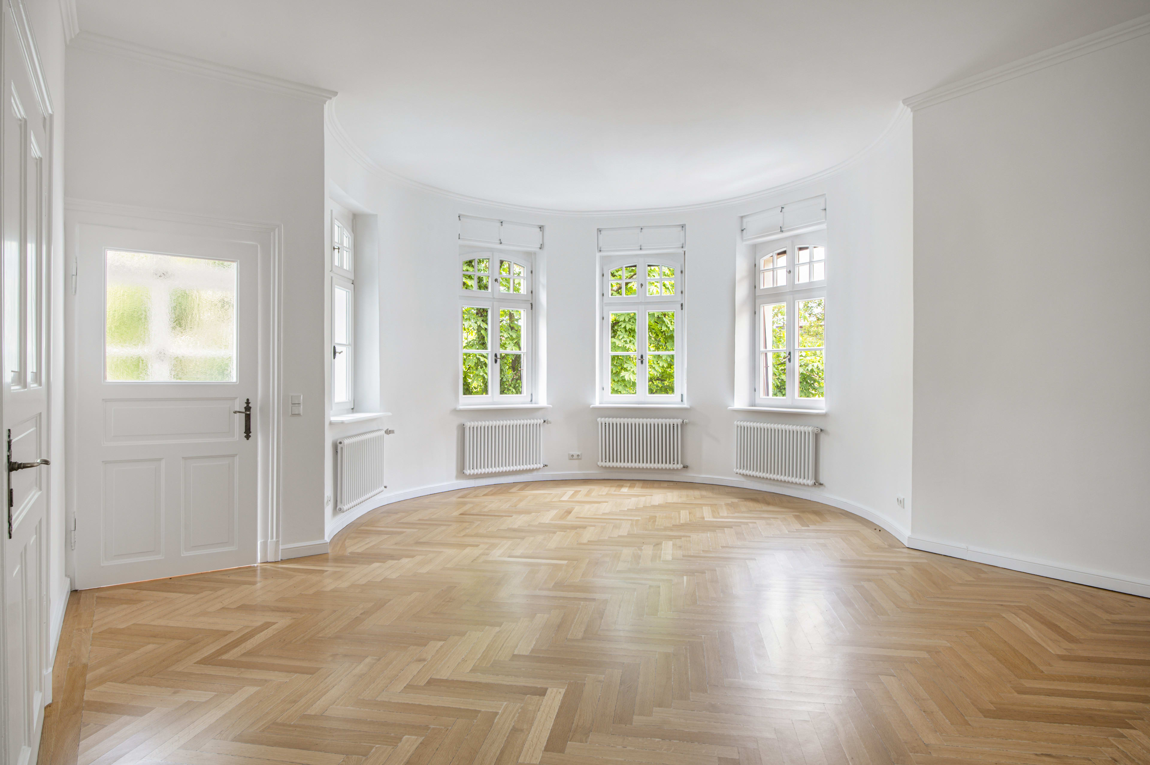 Repräsentative 4,5-Zimmer-Altbauwohnung mit Balkon und historischen Details