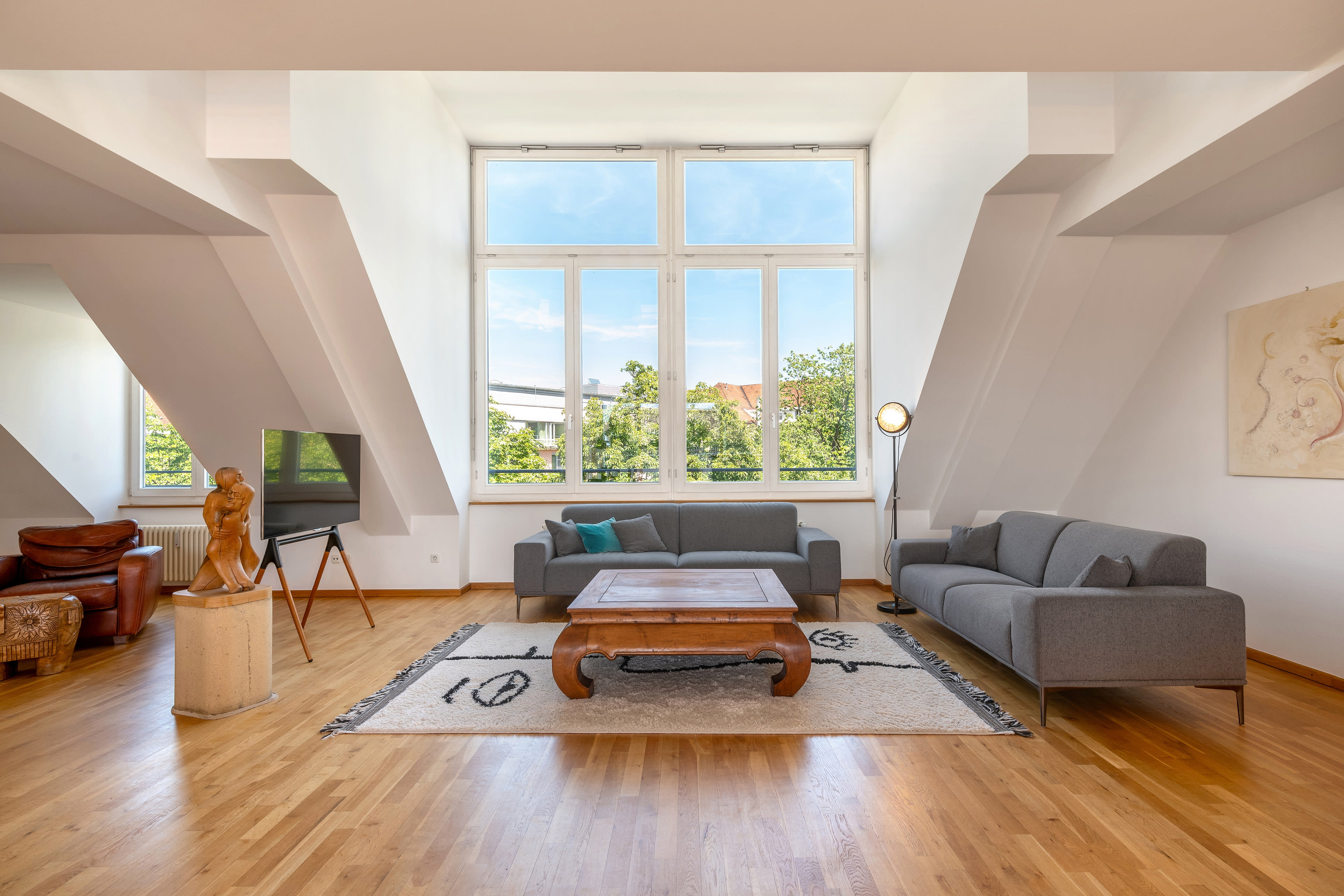 Großzügige Dachgeschoss-Wohnung mit Loft-Flair im Herzen von Neuhausen