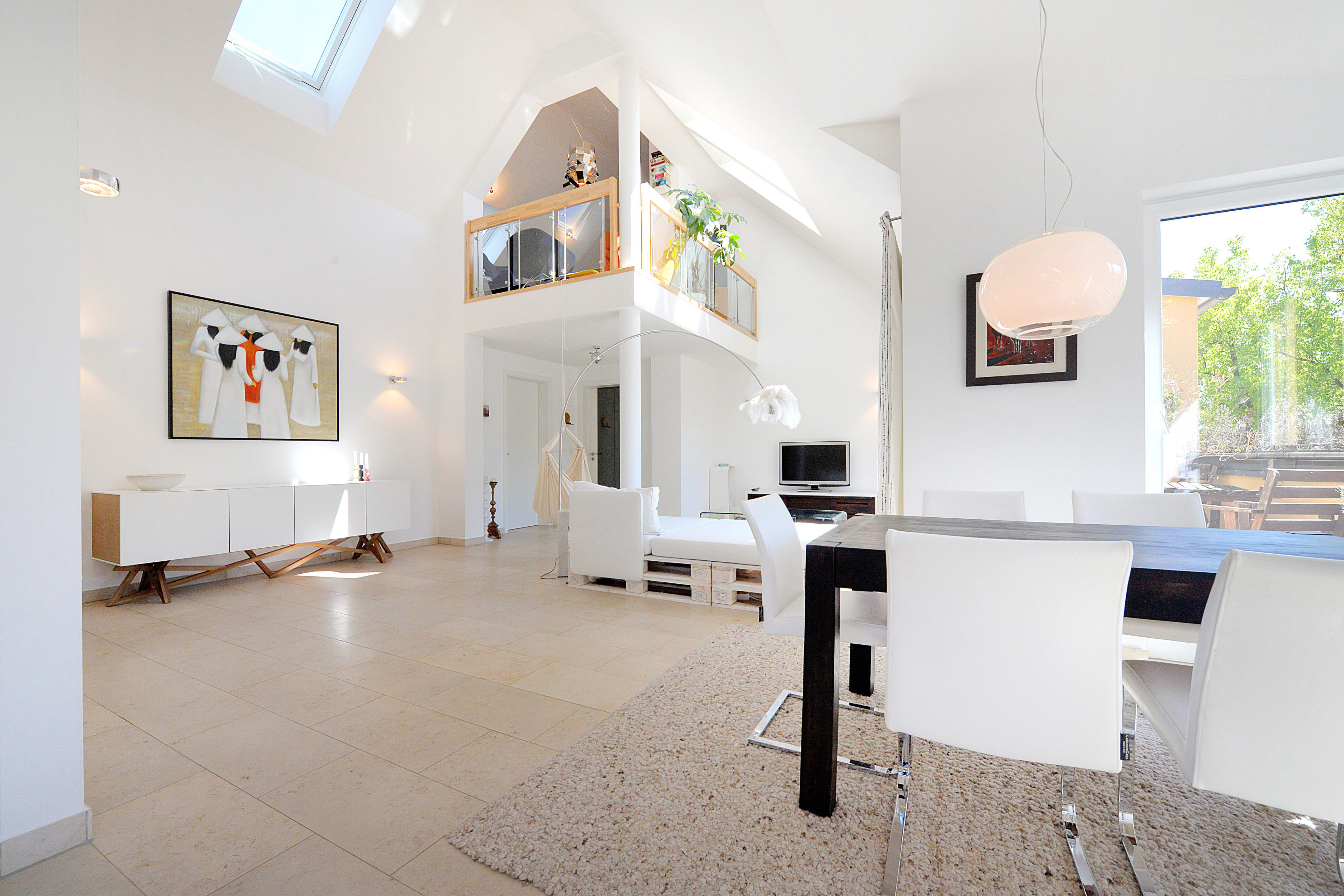 Lichtdurchflutete 3,5-Zimmer-Galerie-Wohnung mit exklusiver Ausstattung ...