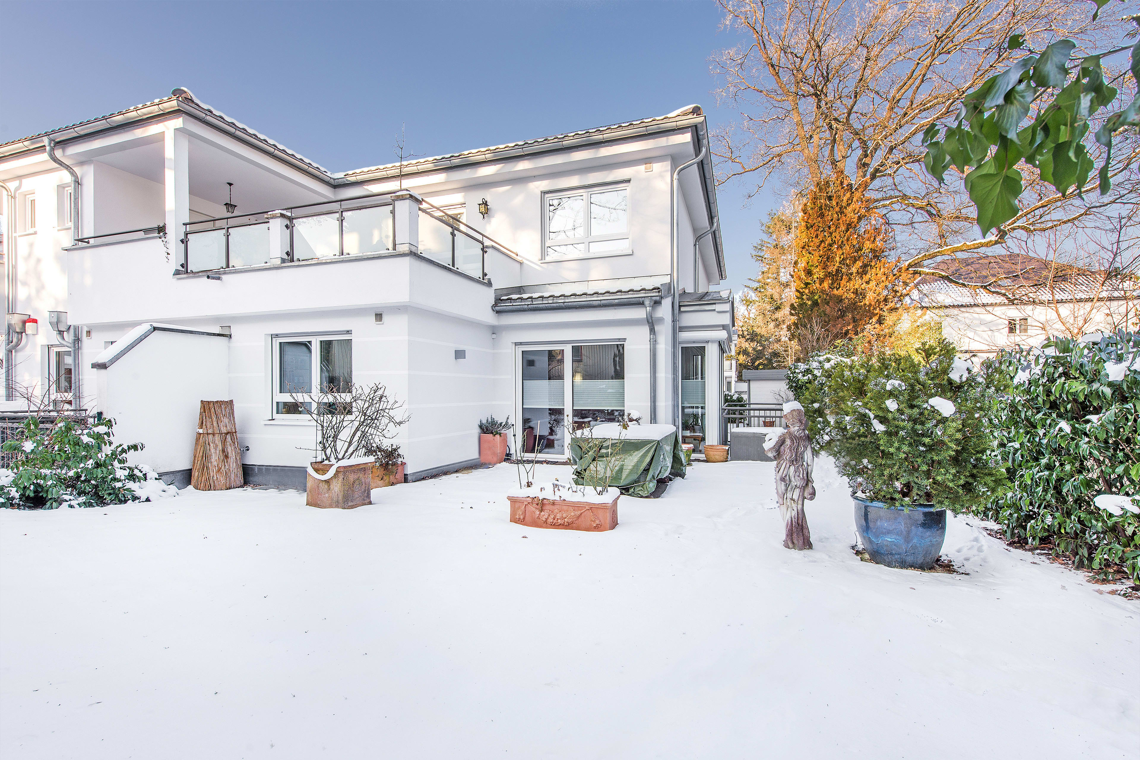 Sehr charmante, großzügige 3-Zimmer-Gartenwohnung mit Südterrasse und hellem Hobbyraum