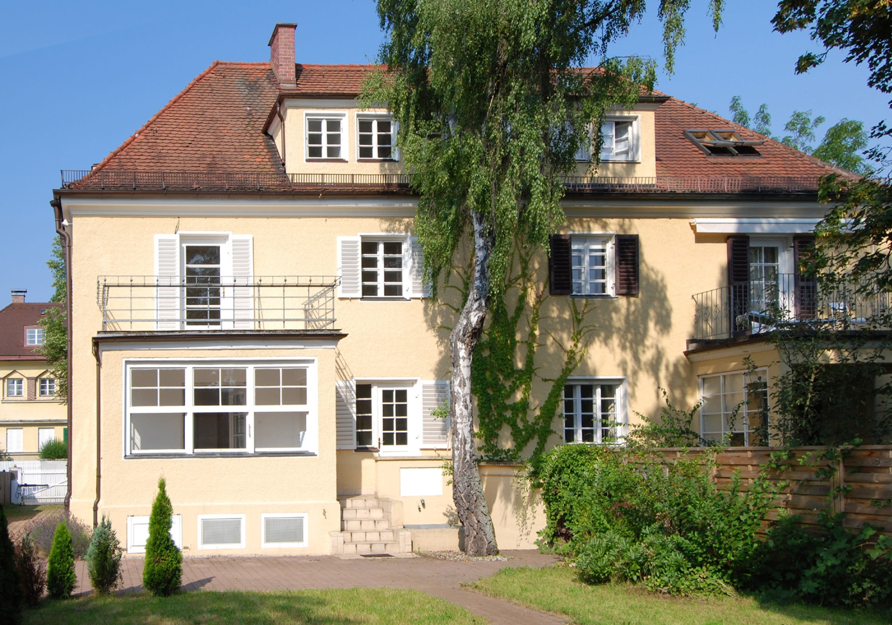 Sehr schöne klassische 30er Jahre-Villenhälfte
