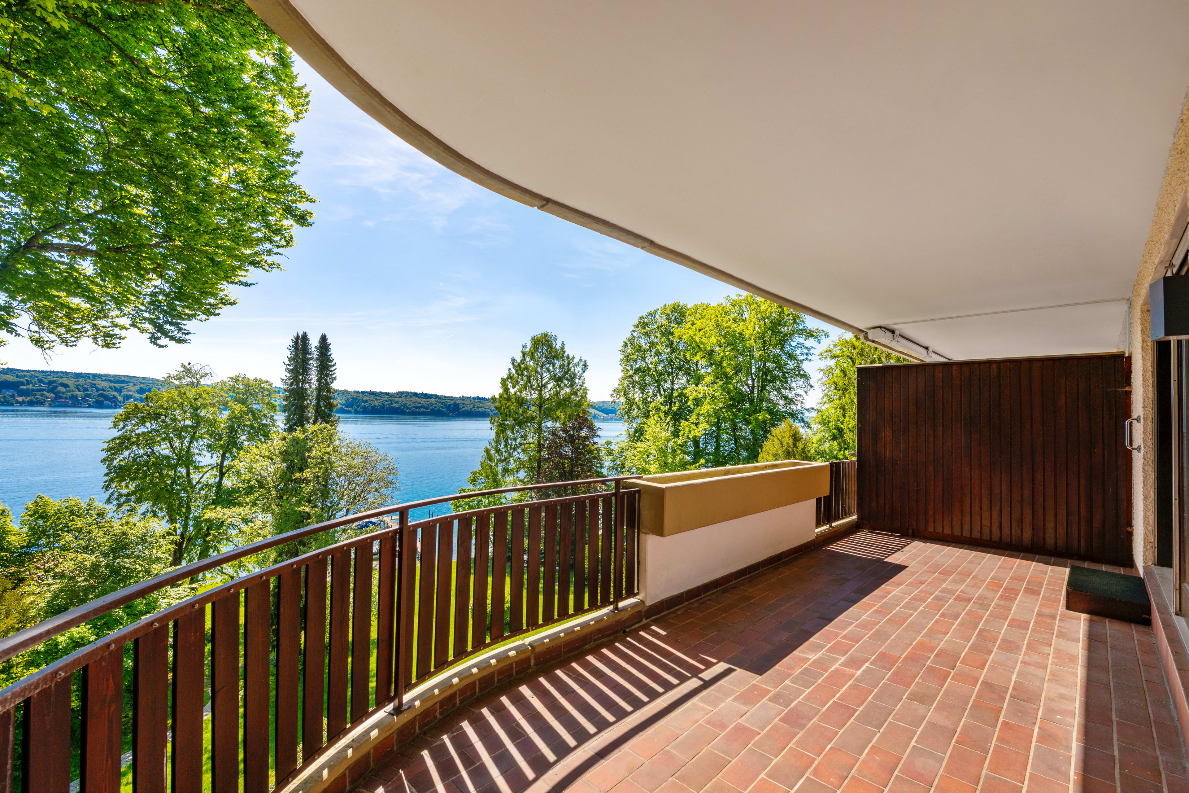 Spektakulärer Seeblick: Lichterfüllte 3-Zimmer-Wohnung mit Loggien in ...