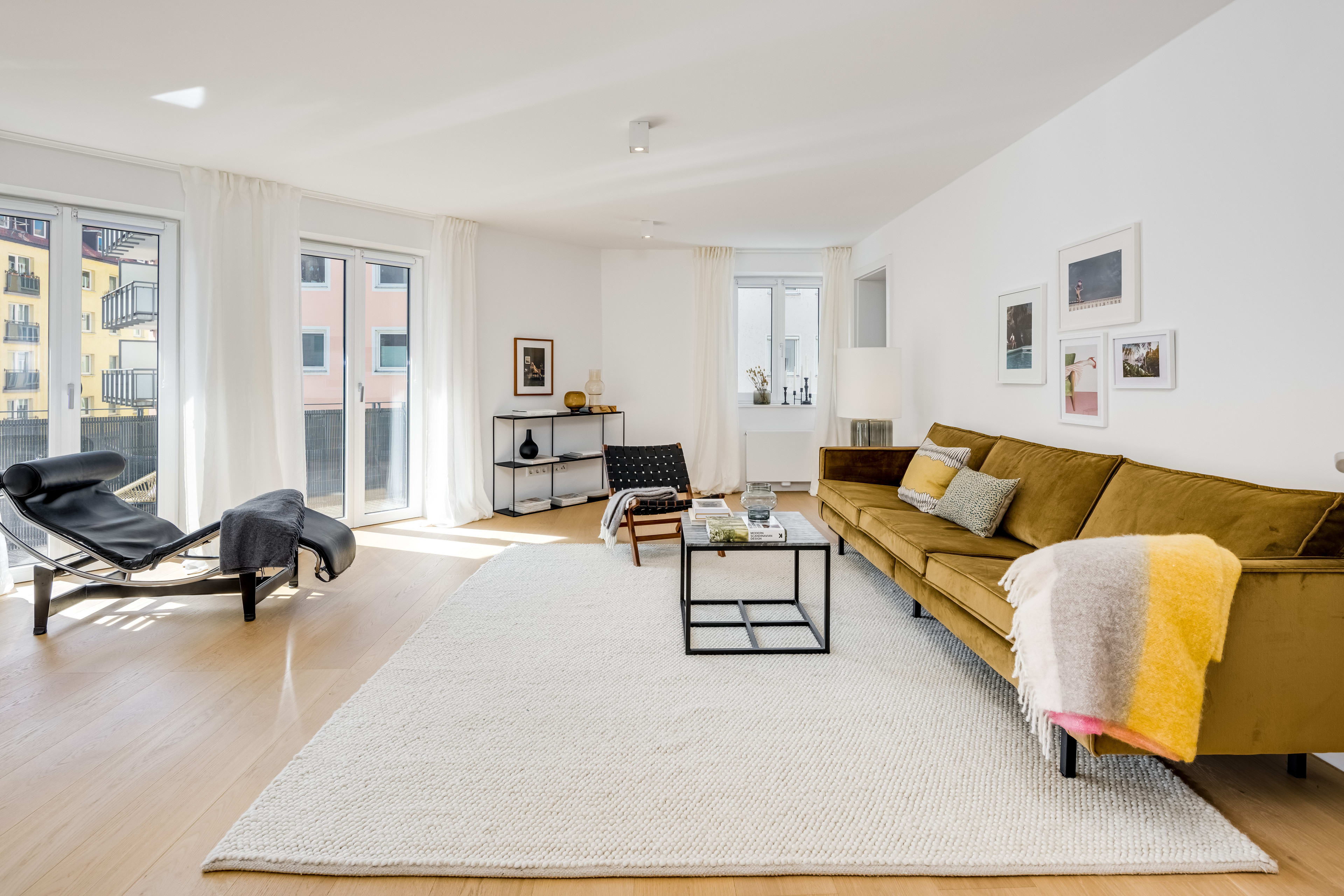 Urban Chic: Sunny 2-room apartment with south-facing balcony near the ...