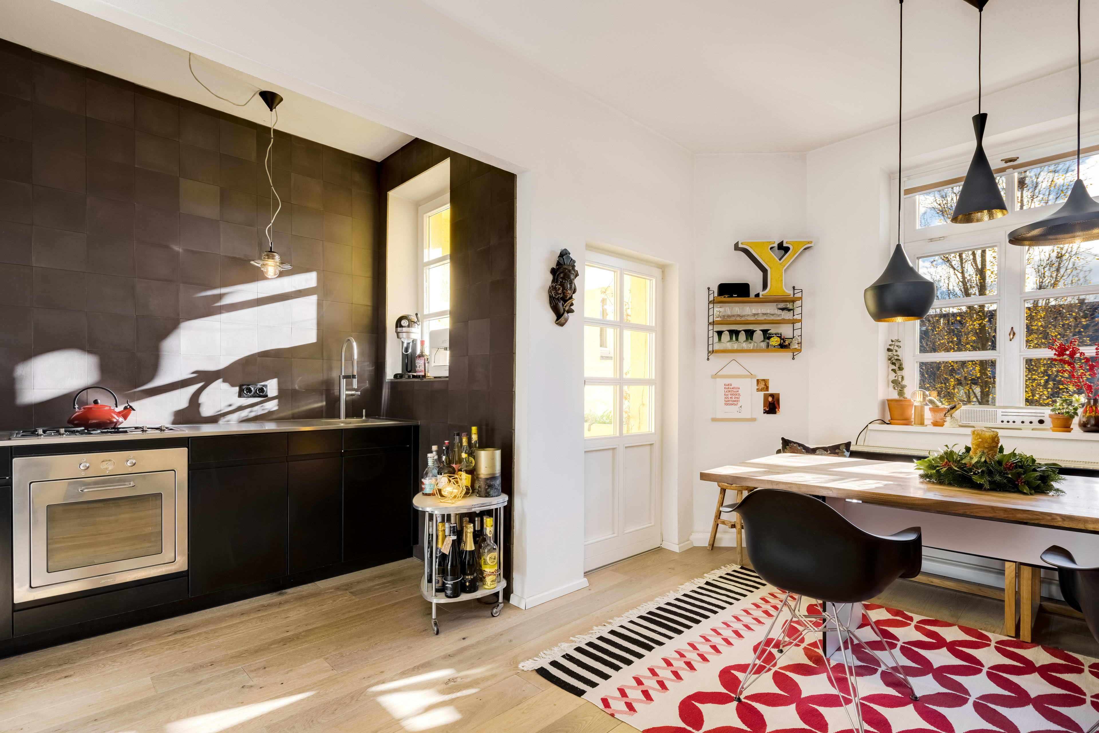 Urban Chic: Stylische 2-Zimmer-Altbauwohnung mit Wohnküche und Balkon
